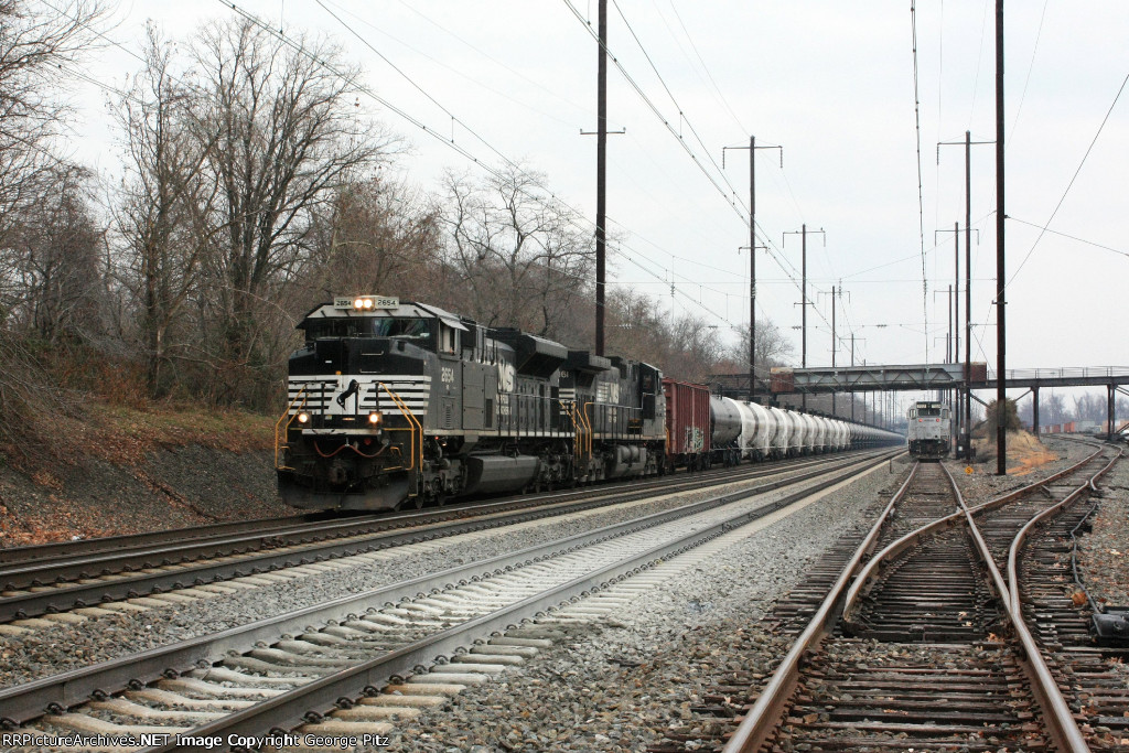 NS 2654 and train Z5R